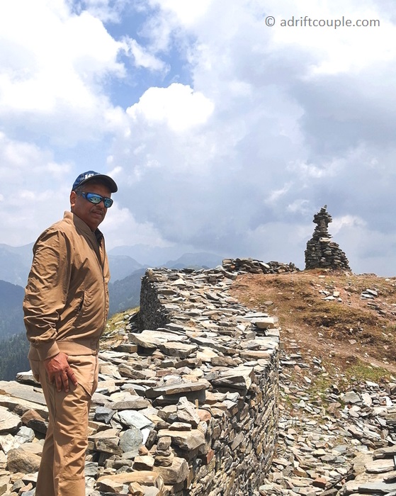 Raghupur Fort Trek (at 12000 feet) From Jalori Pass, Enthralling 360 ...
